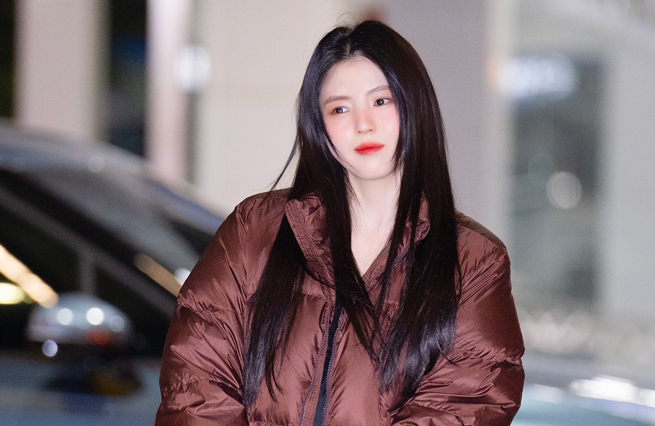 Han So-hee Shines in Airport Fashion with a Choco Puffer Jacket in the ...