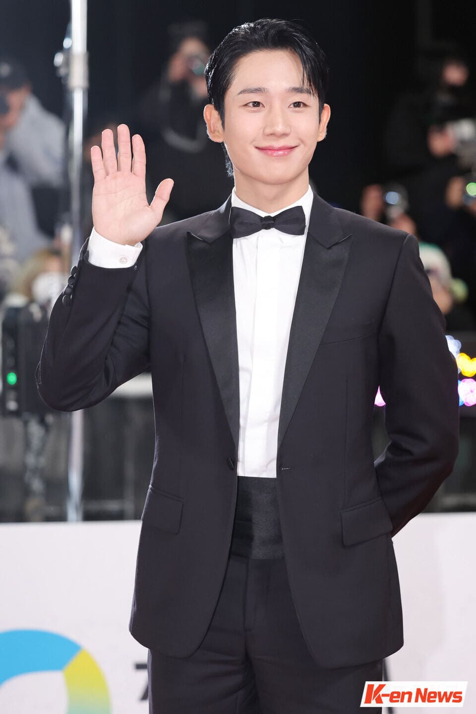 Jung Hae-in Wins Best Supporting Actor at 'Blue Dragon Film Awards'