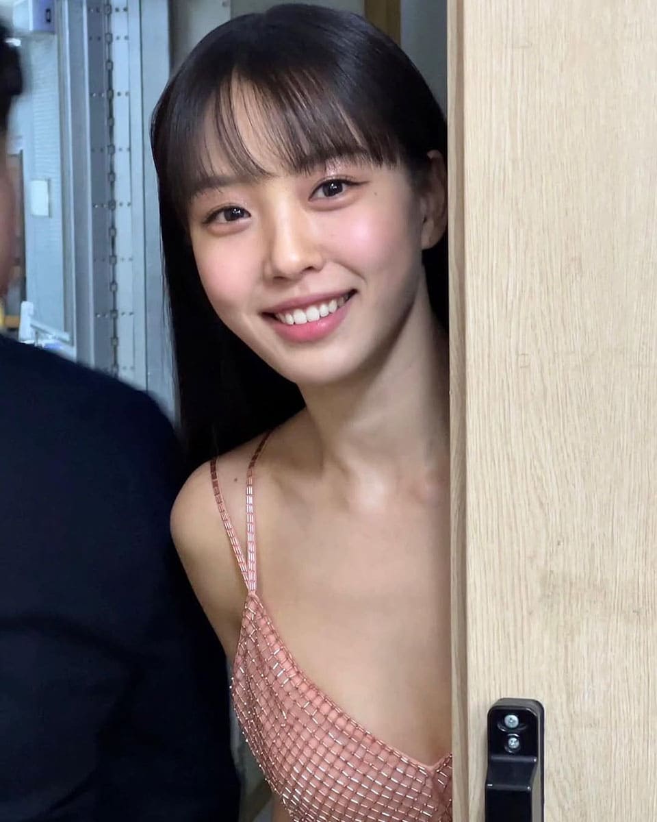 'Blue Dragon Goddess' Go Min-si Mesmerizes with Her Elegant Glamour