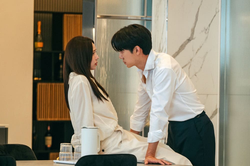 Netflix 'When the Phone Rings' Reveals Unseen Stills