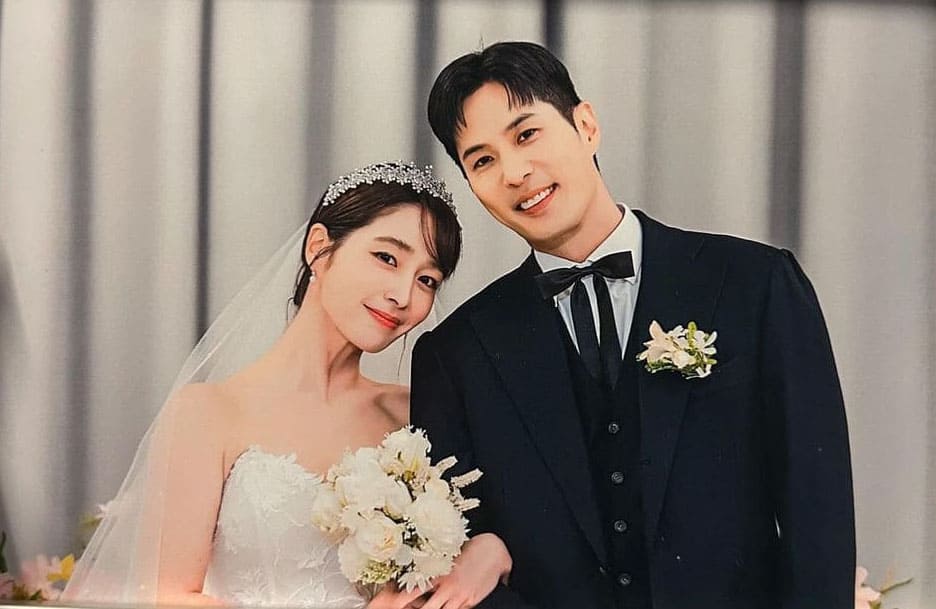 Kim Ji-seok Reveals Behind-the-Scenes of a Sweet Wedding Photo 'Let's Get Divorced'