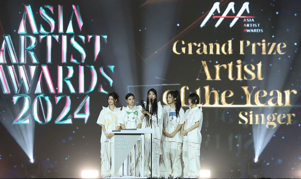 NewJeans Wins 'Artist of the Year' at AAA 2024, Achieving a Triple Crown