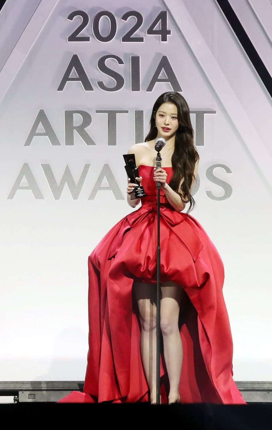 IVE Jang Won-young Shines as 4-Time Host, Wins 'Queen of AAA' at AAA 2024