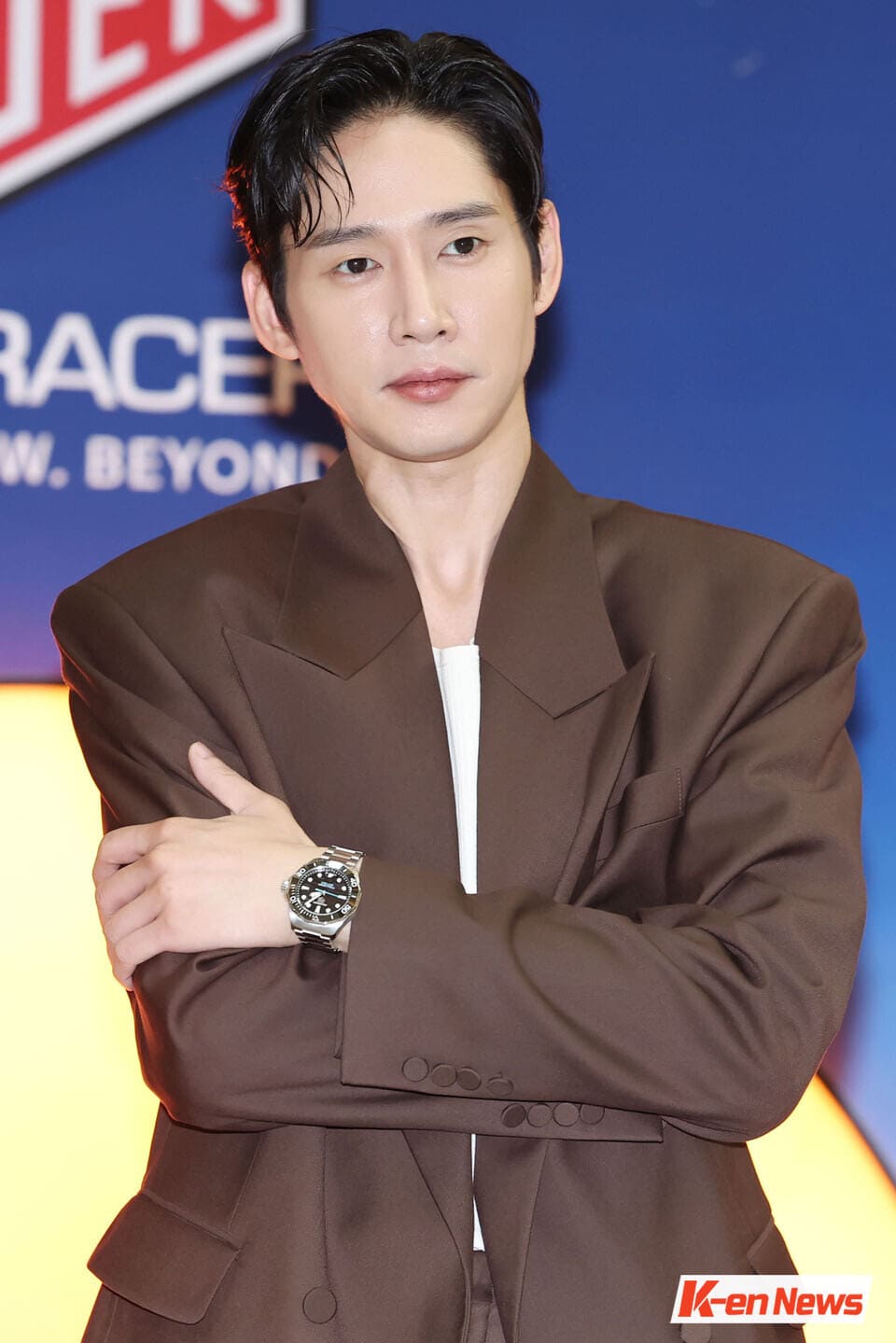 Park Sung-hoon’s Second Apology for AV Cover Controversy Fails to Convince Public