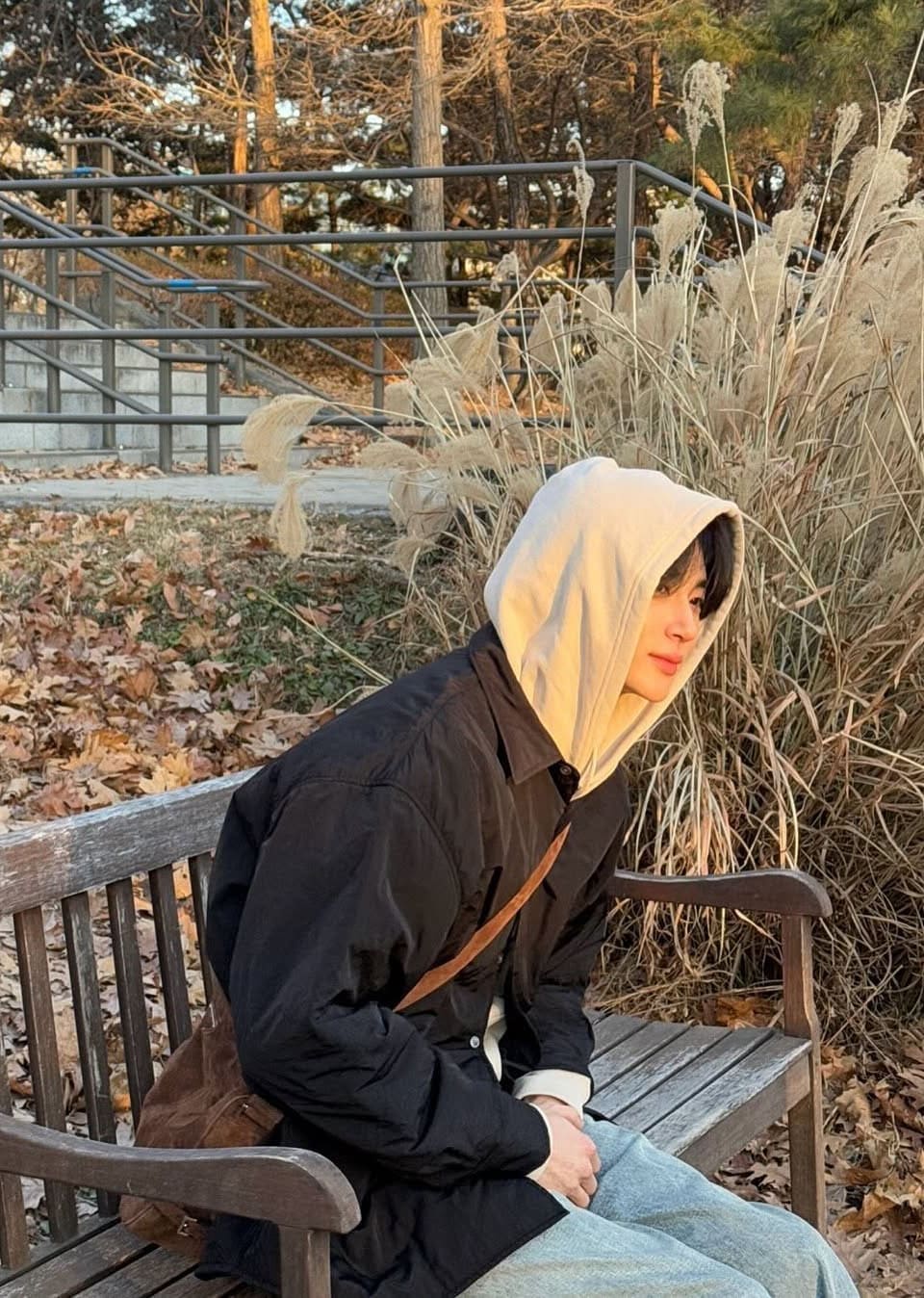 Byun Woo-seok Turns a Broken Chair into Pure Cuteness Overload