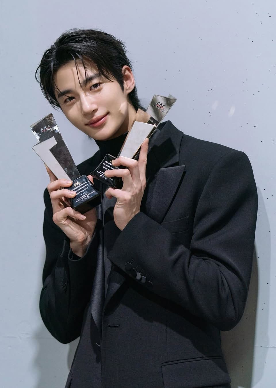 Byun Woo-seok Sweeps 6 Trophies at 2024 AAA, Proving His Unmatched Presence