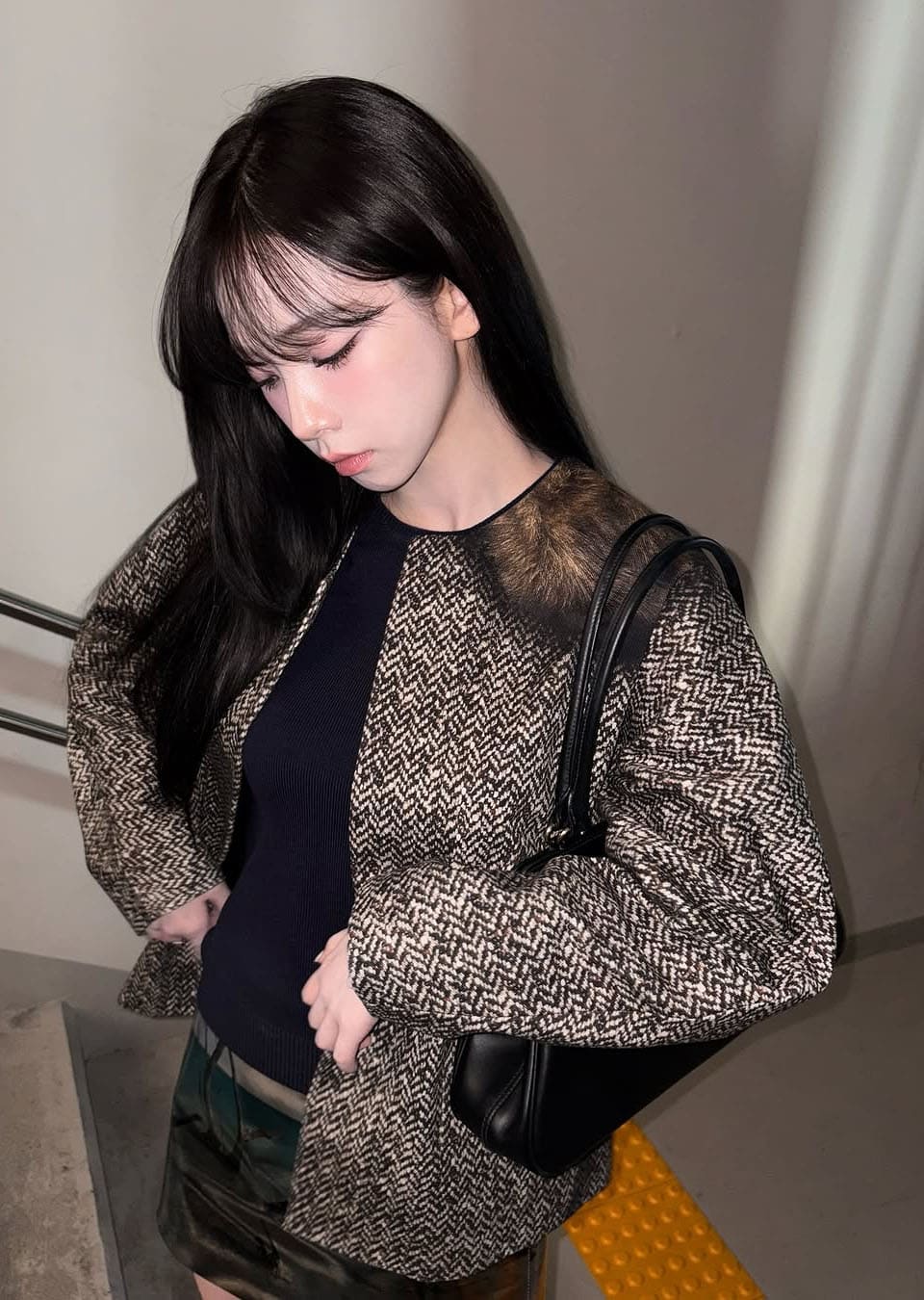 Karina Shines with Elegant Beauty and Sophistication in Her Winter Look
