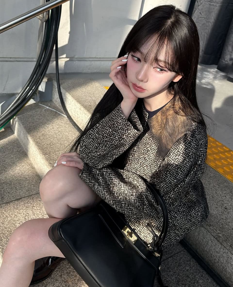Karina Shines with Elegant Beauty and Sophistication in Her Winter Look