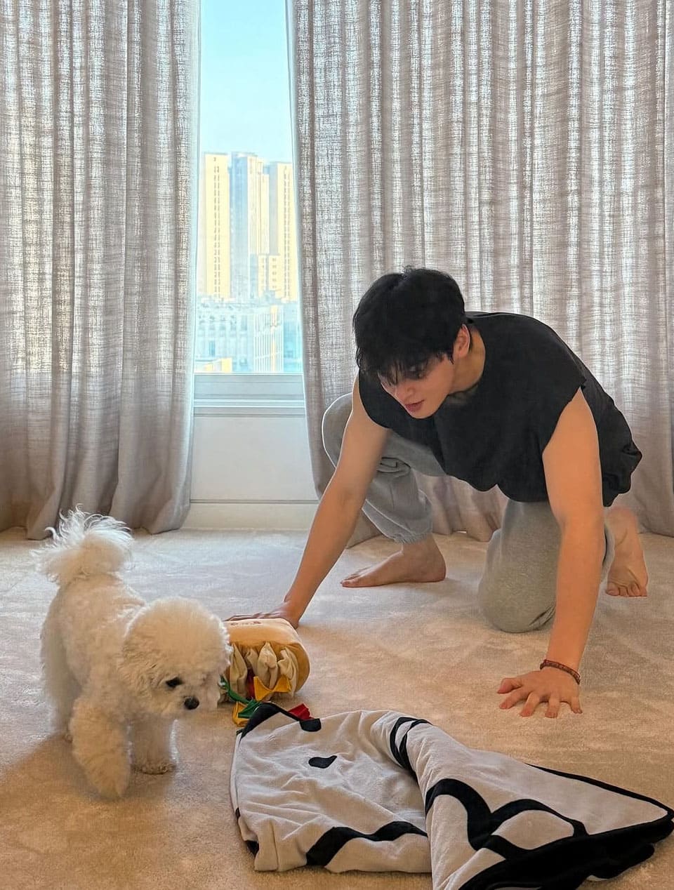 Cha Eun-woo Shares Lunar New Year Greetings with His Dog Dongdong