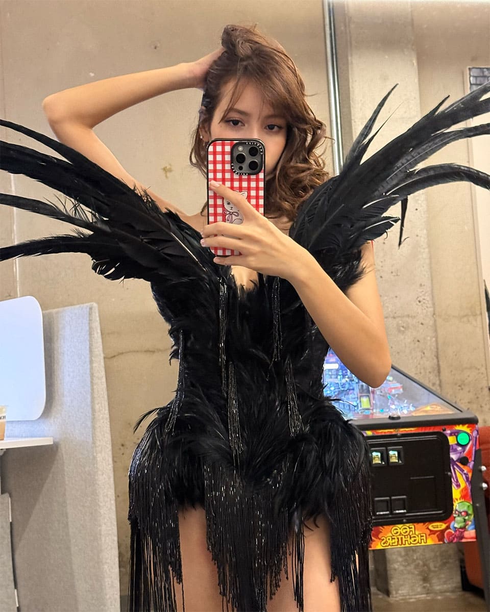 BLACKPINK’s Lisa Stuns in Black Feather Dress & Bold Makeup… The ...