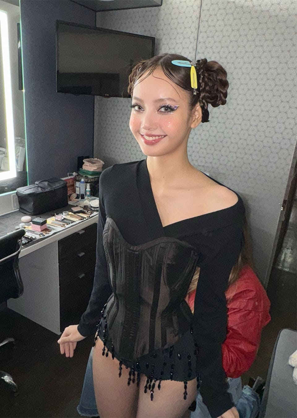 BLACKPINK’s Lisa Stuns in Black Feather Dress & Bold Makeup… The ...