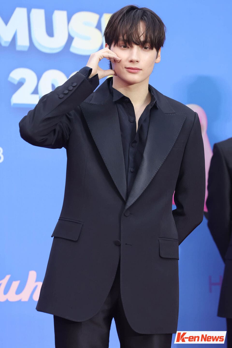 TXT Turns the Red Carpet into a Runway… Stealing the Spotlight with Sharp Suit Looks