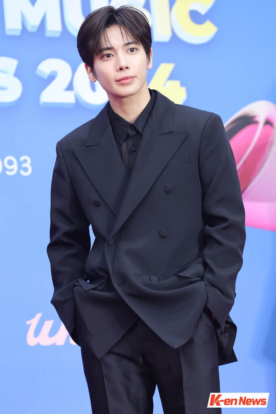 TXT Turns the Red Carpet into a Runway… Stealing the Spotlight with Sharp Suit Looks
