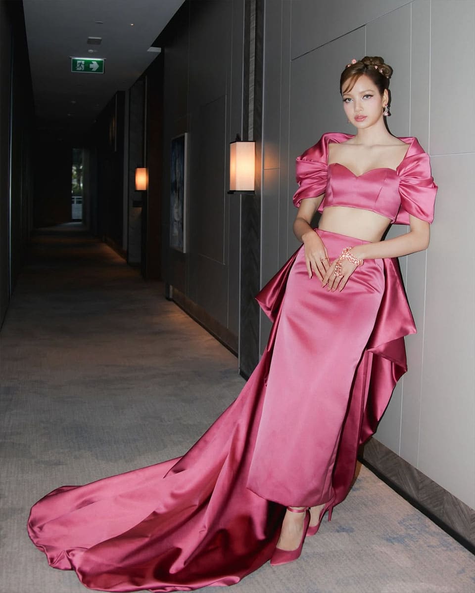 BLACKPINK Lisa Stuns in Daring Cut-Out Dress, Flaunting Her Elegant Charms