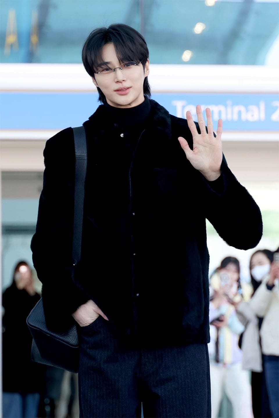 Byun Woo-seok Rocks Sleek All-Black Look with a Stylish Twist [Airport ...