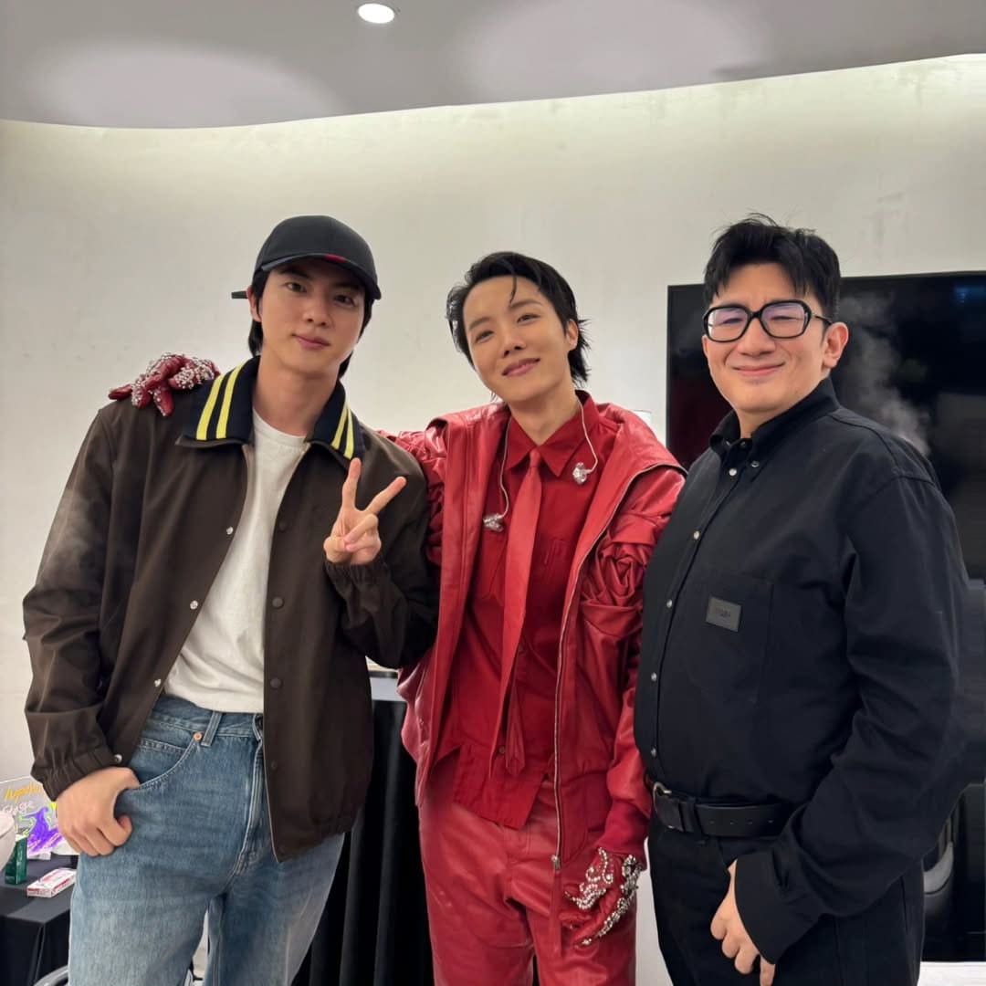 Bang Si-hyuk Shows Dramatic Weight Loss, Poses with Jin & J-Hope