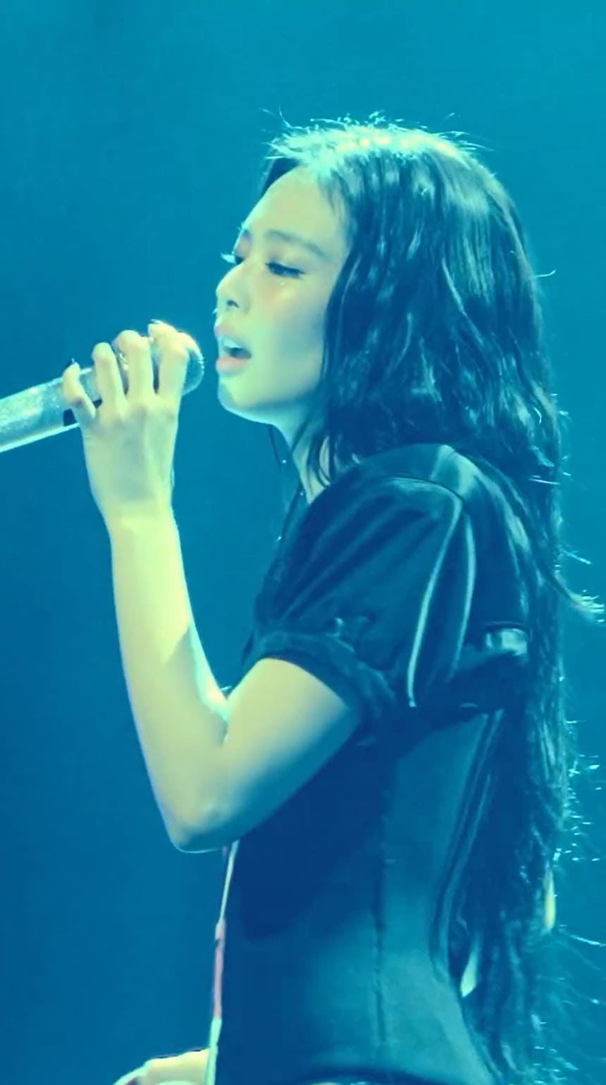 BLACKPINK Jennie’s Bold Stage Styling & Performance!