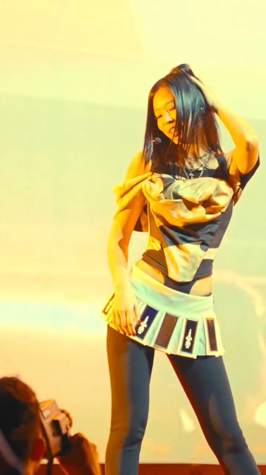BLACKPINK Jennie’s Bold Stage Styling & Performance!
