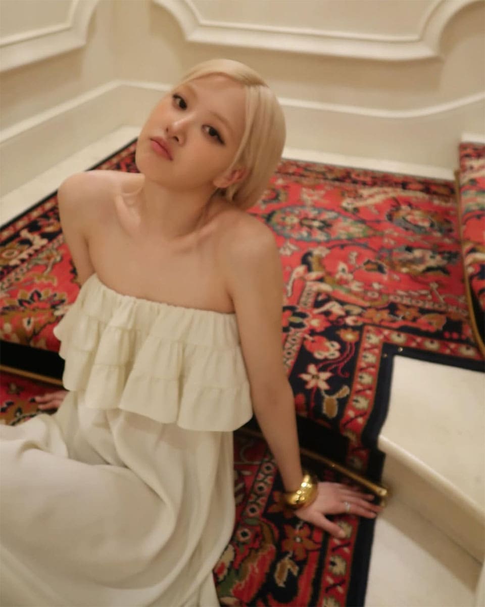 Rosé Stuns in Elegant Off-Shoulder Dress, Radiating Pure Sophistication