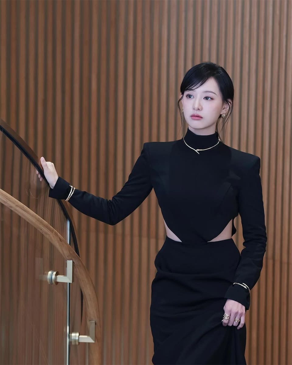 'Pure Elegance!' Kim Ji-won Stuns in Black Dress at Hong Kong Luxury Event
