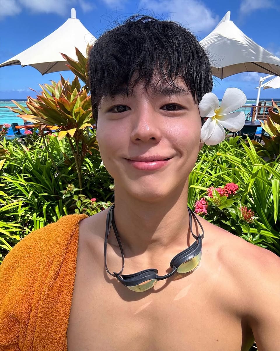 G Dragon And Top Shirtless