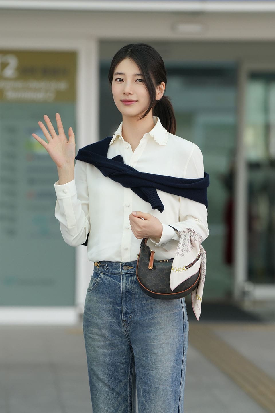 Suzy Glows with Spring-Inspired Airport Look