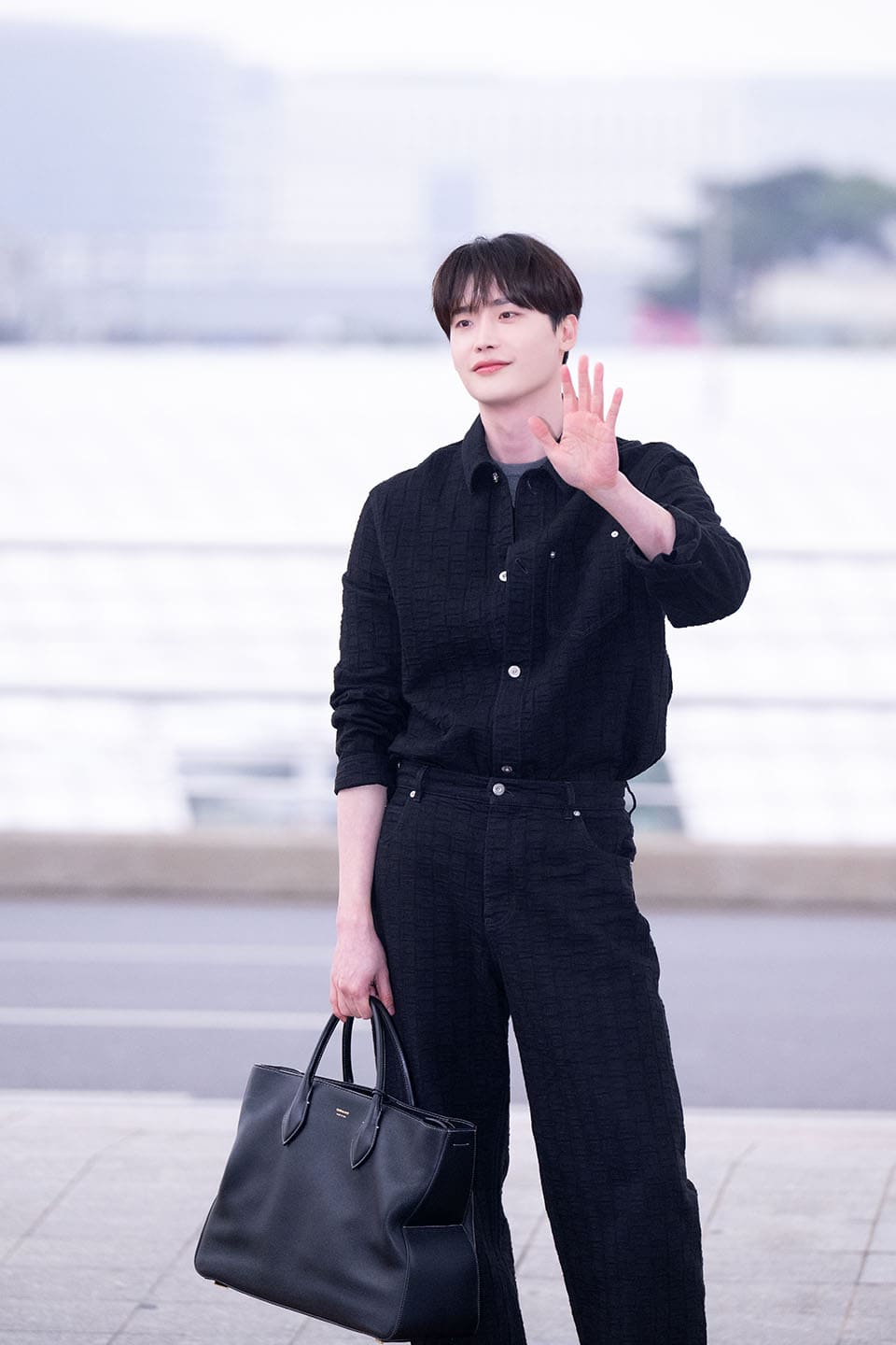 Lee Jong-suk Proves He’s the King of Airport Fashion in All-Black Look