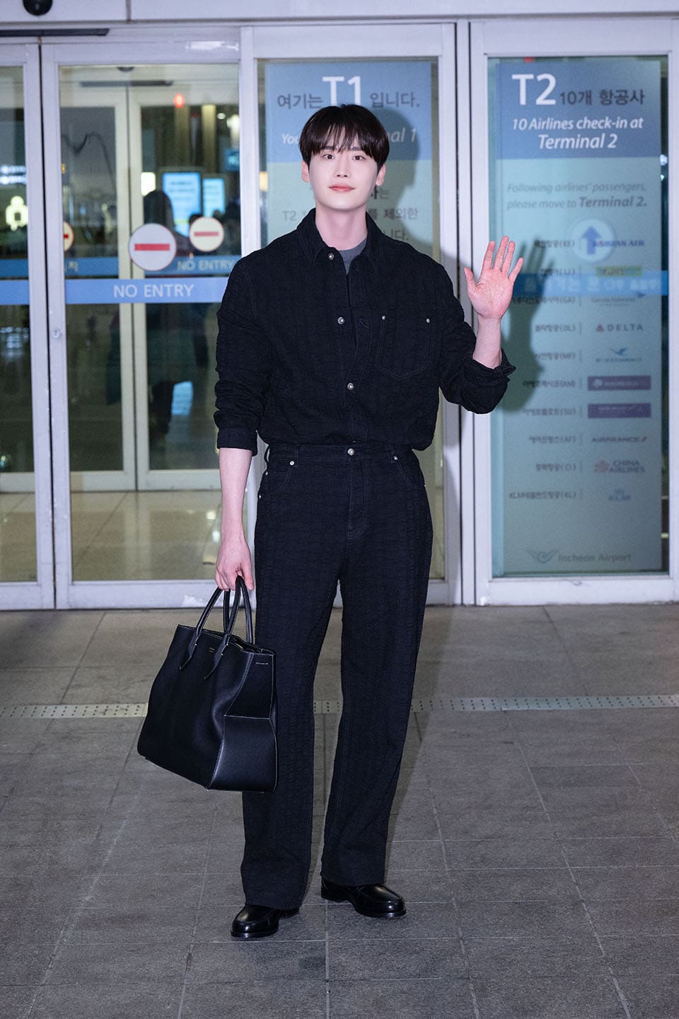 Lee Jong-suk Proves He’s the King of Airport Fashion in All-Black Look