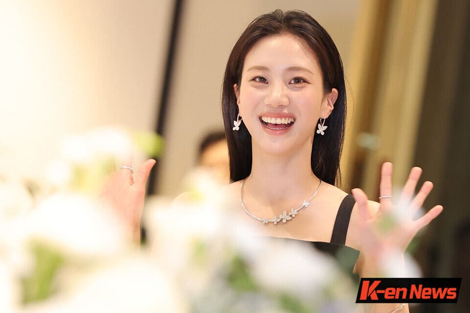 ‘Buried Hearts’ Star Hong Hwa-yeon Captivates with Timeless Charm