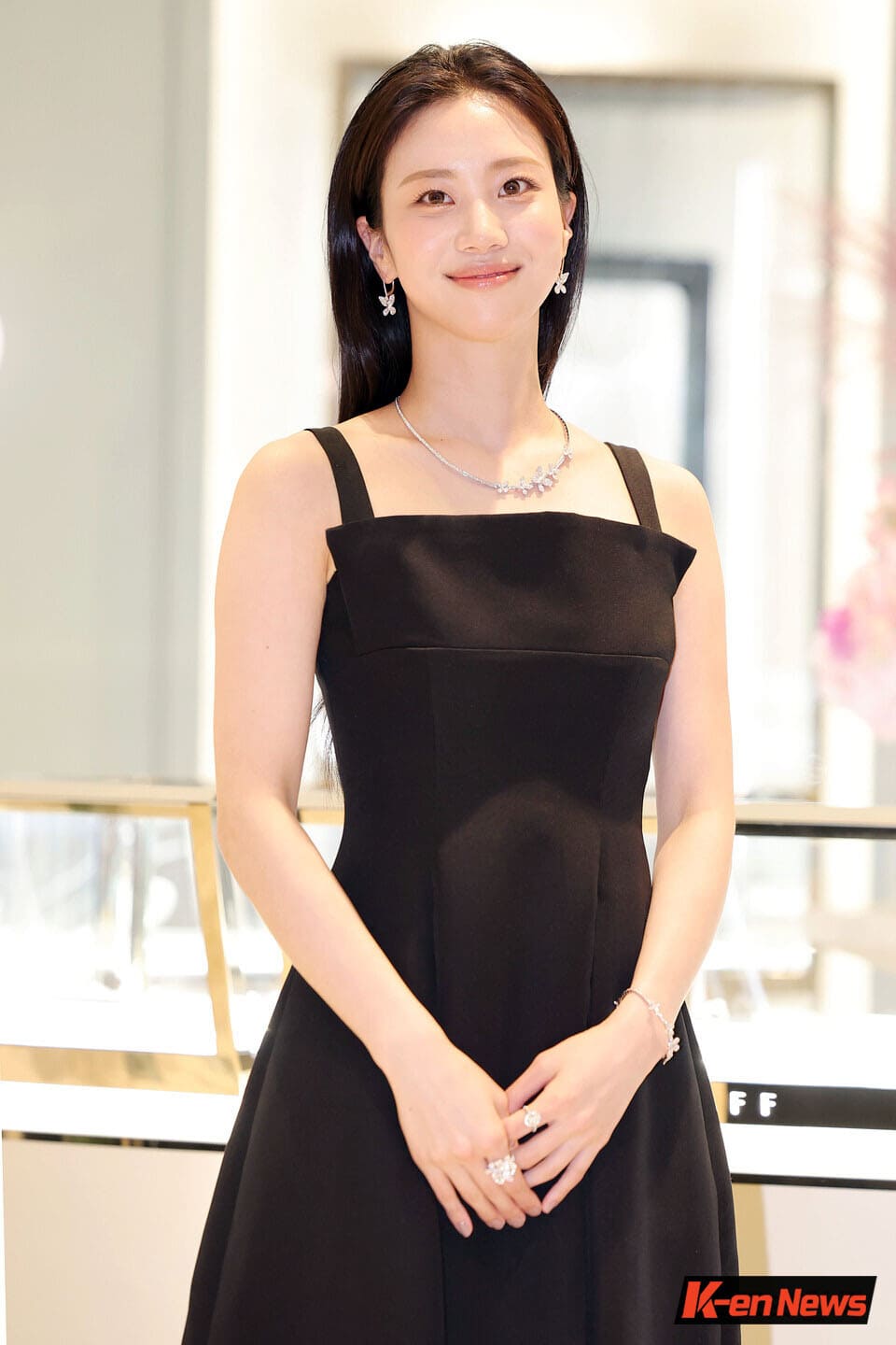 ‘Buried Hearts’ Star Hong Hwa-yeon Captivates with Timeless Charm