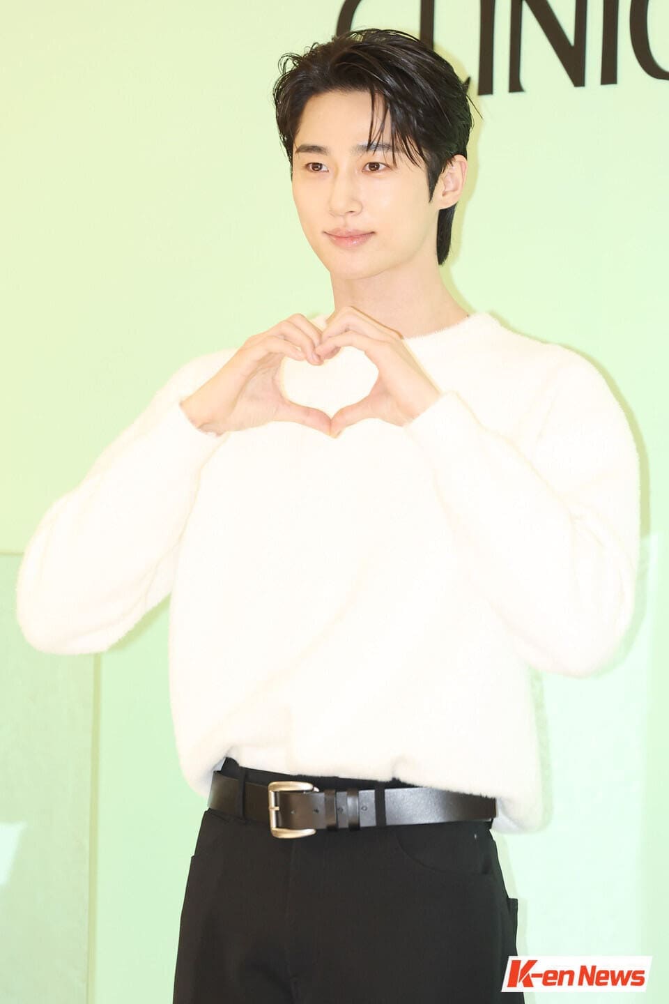 Byeon Woo-seok Tops March Rising Star Brand Rankings in Korea