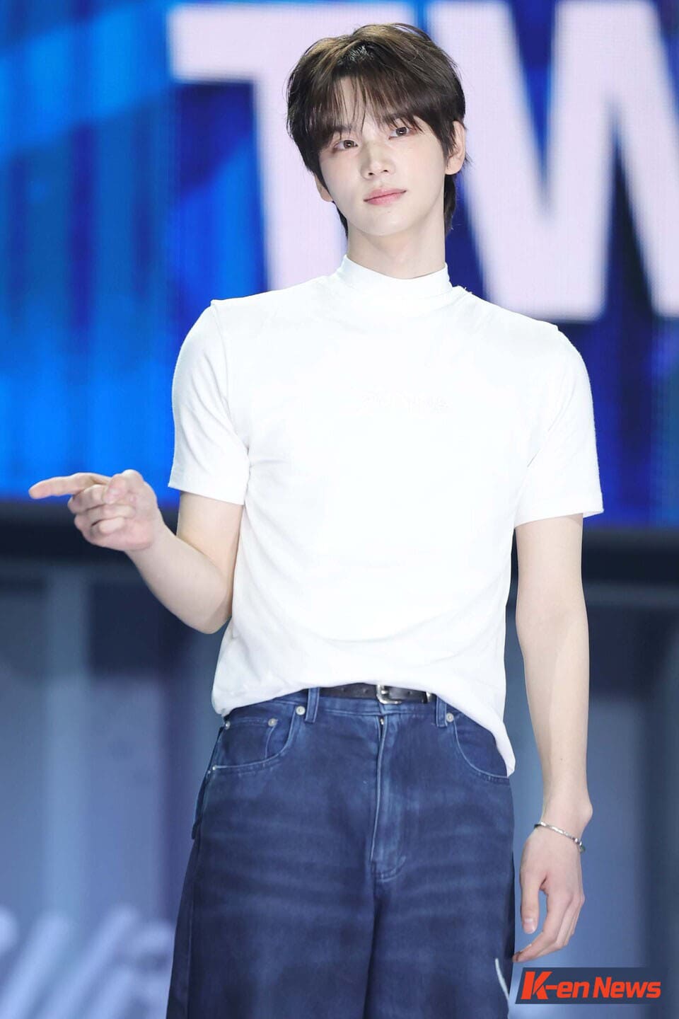 TWS Shinyu Stuns with Perfect Visuals at Comeback Showcase