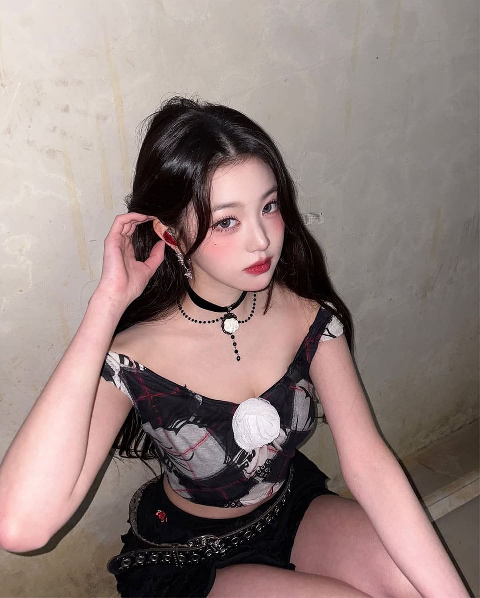 IVE Jang Won-young Stuns with Floral-Inspired Look and Effortless Charm