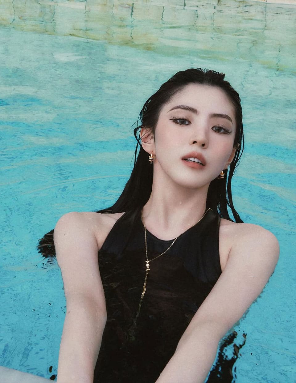 Han So-hee Stuns in Mesmerizing Underwater Pictorial