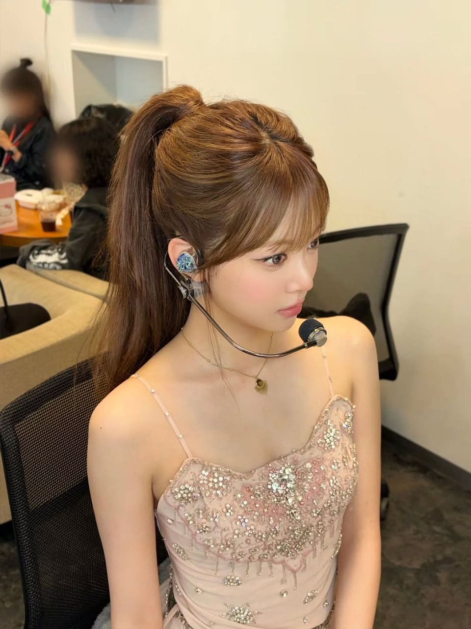 "No Doll Needed" LE SSERAFIM’s Hong Eunchae Glows Backstag