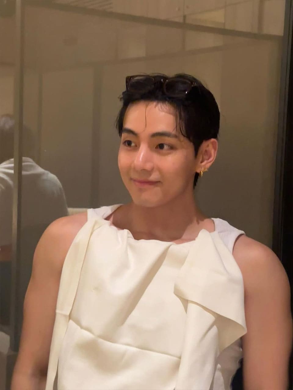 "Silky Shirt, Solid Arms" V Shows Off His Physique Twist in Paris