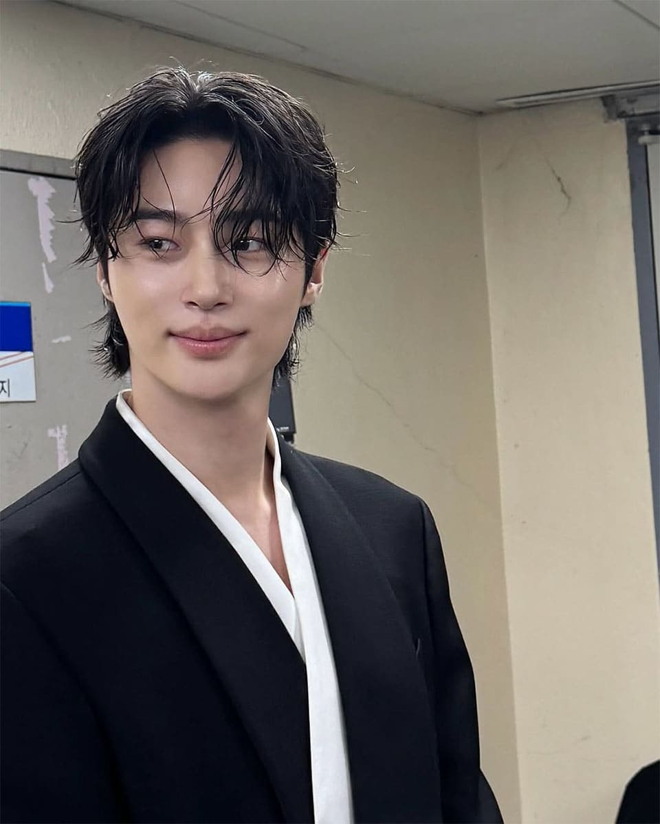 Byeon Woo-seok Stuns in Black Suit, Sculpted Visuals Steal the ...