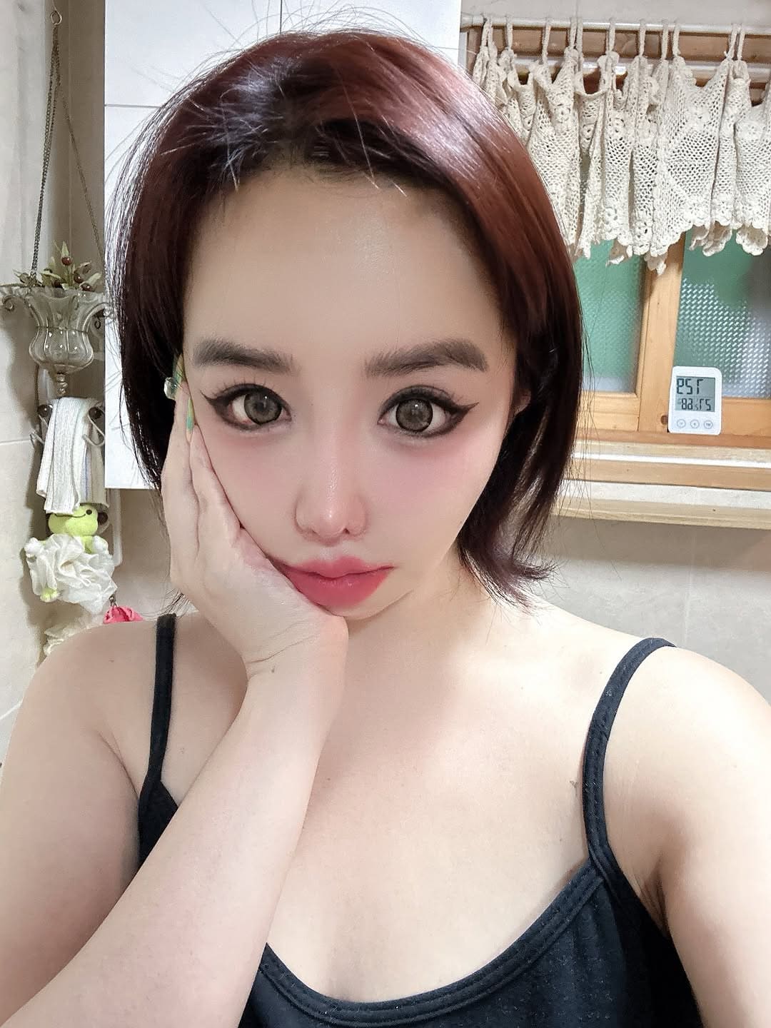 Park Bom’s Bathroom Selfie Sends Fans Into a Frenzy: ‘She Looks Totally Different’