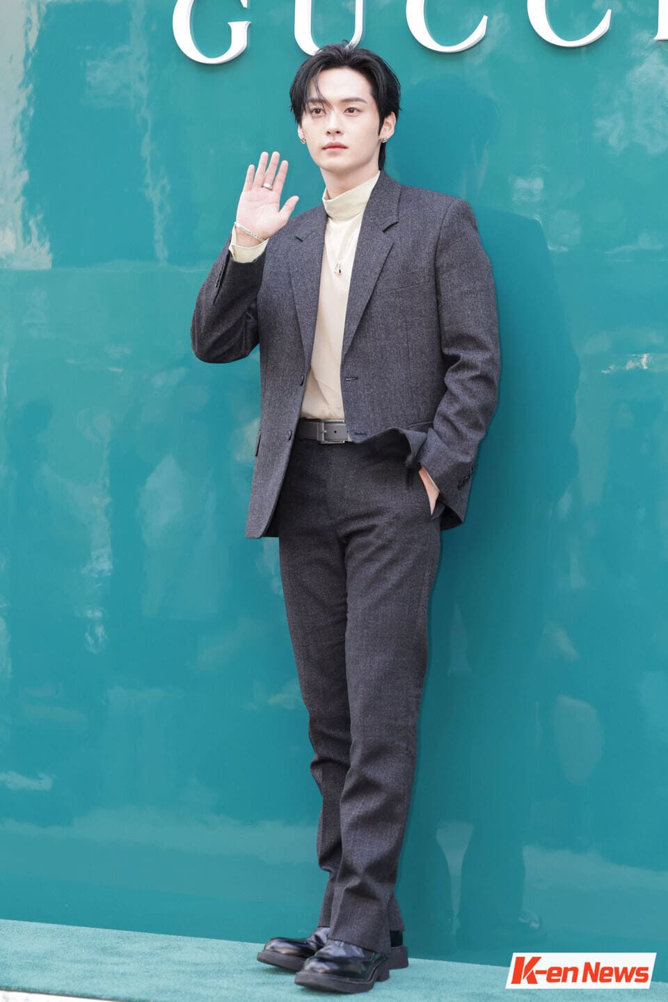 Stray Kids Lee Know, Heart-Fluttering Pose