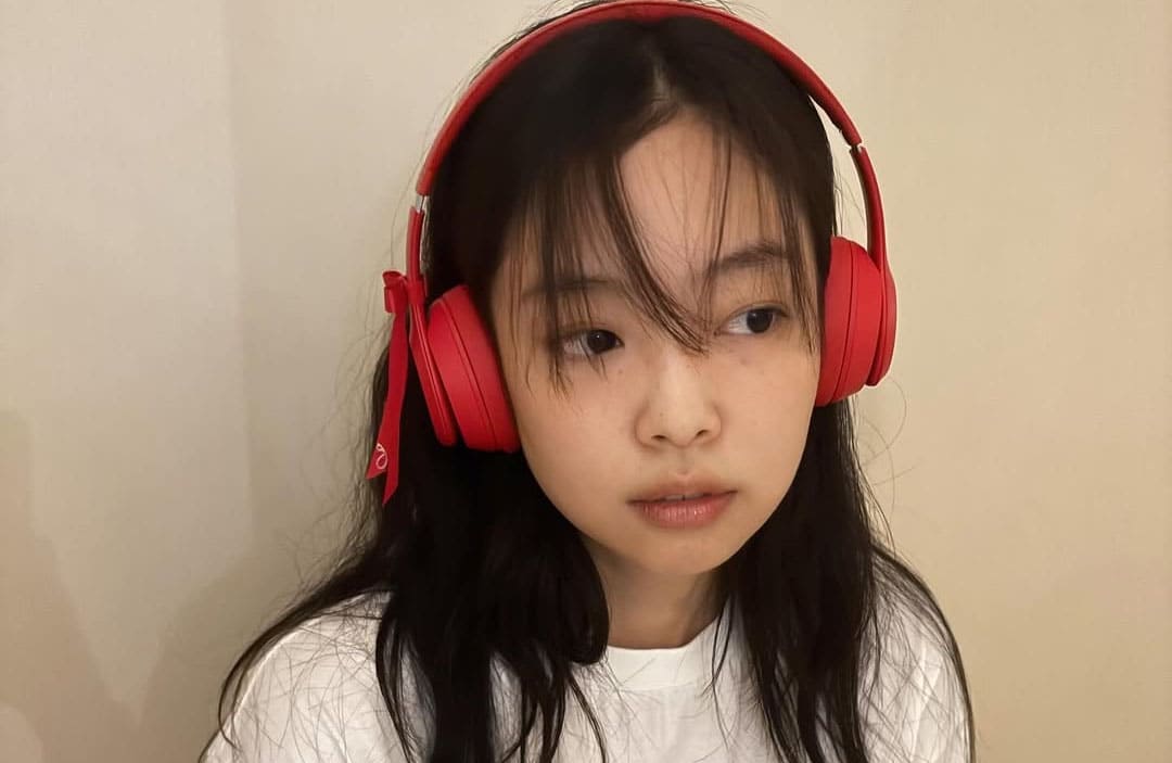 Jennie Goes Barefaced — While Moving Into a ₩60M-a-Month Office