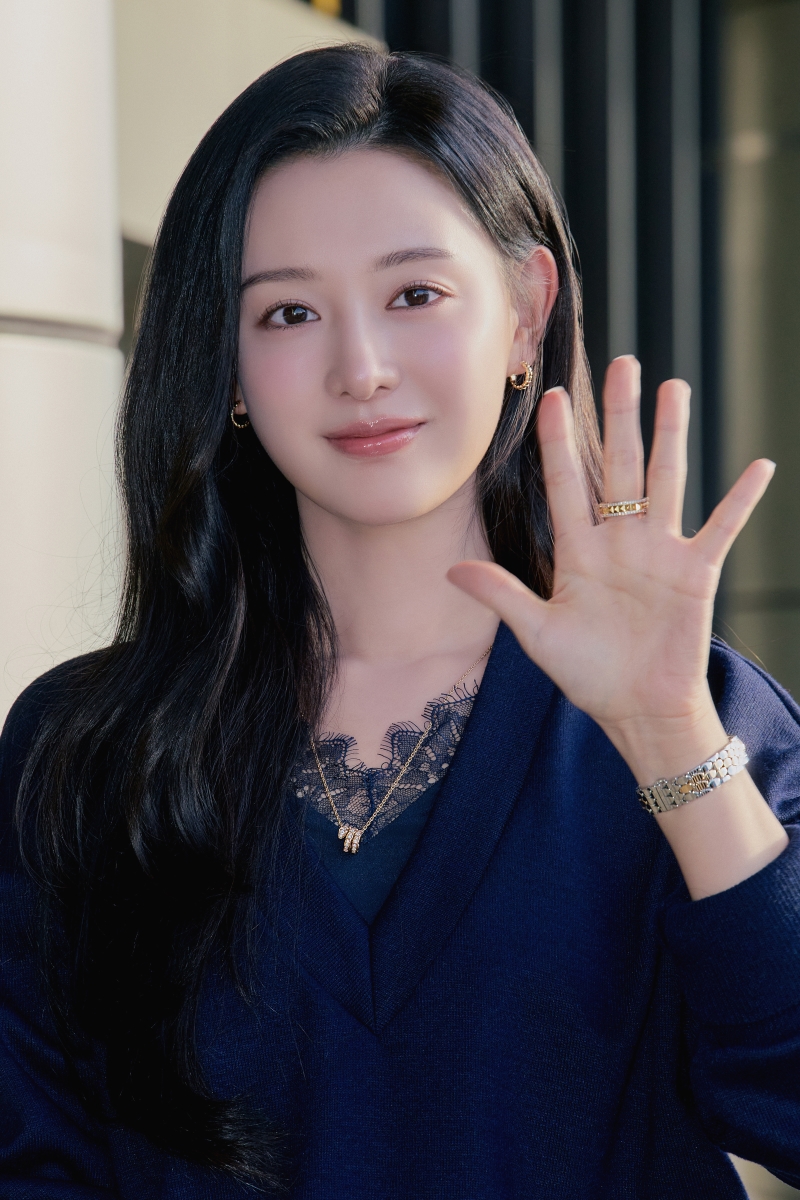 Effortlessly Chic and Elegant—Kim Ji-won Owns the Airport Runway