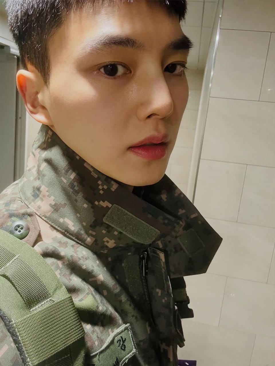 Song Kang Draws Buzz with Post-Military Photos: “Visuals in Full Bloom”