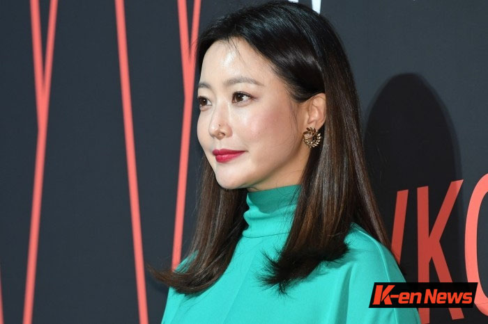 Actress Kim Hee-sun in Mourning After Mother’s Passing