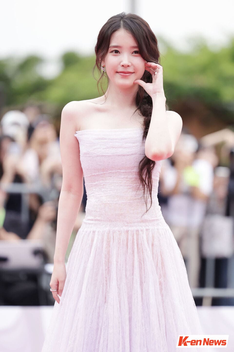 IU Wins Best Actress at Seoul Drama Awards for 'When Life Gives You ...