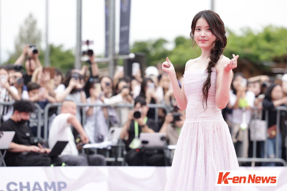 IU Wins Best Actress at Seoul Drama Awards for 'When Life Gives You ...