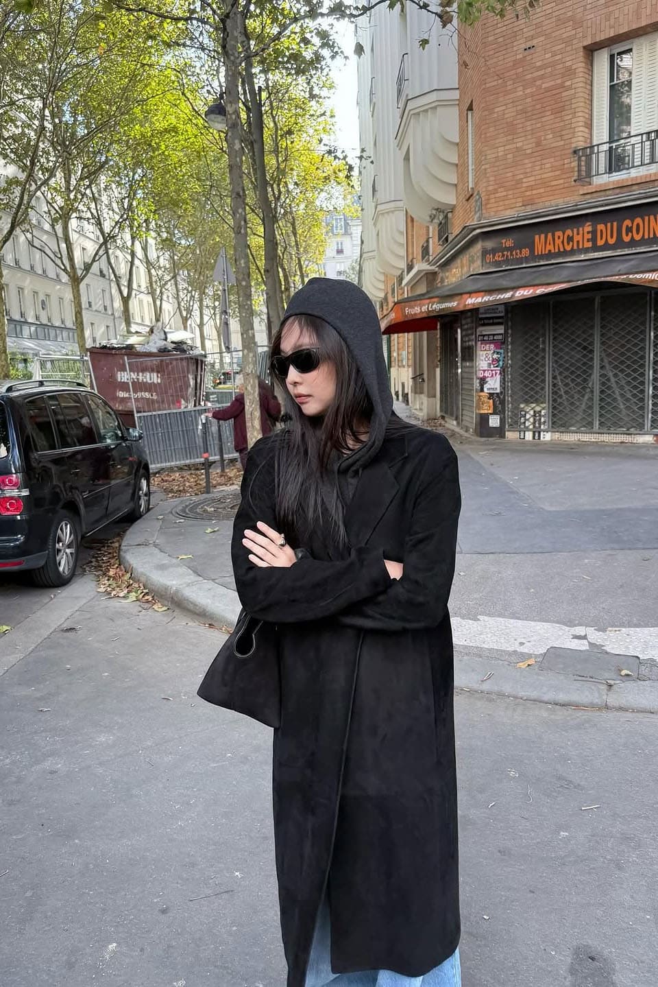 "Who Is He?" Jennie's Shoulder Lean with Mystery Man Sparks Global Buzz