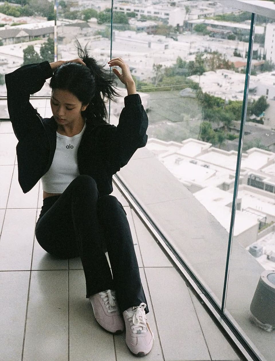 BLACKPINK’s Jisoo Drops a Shoulder in a Crop Cardigan — Effortless Chic ...