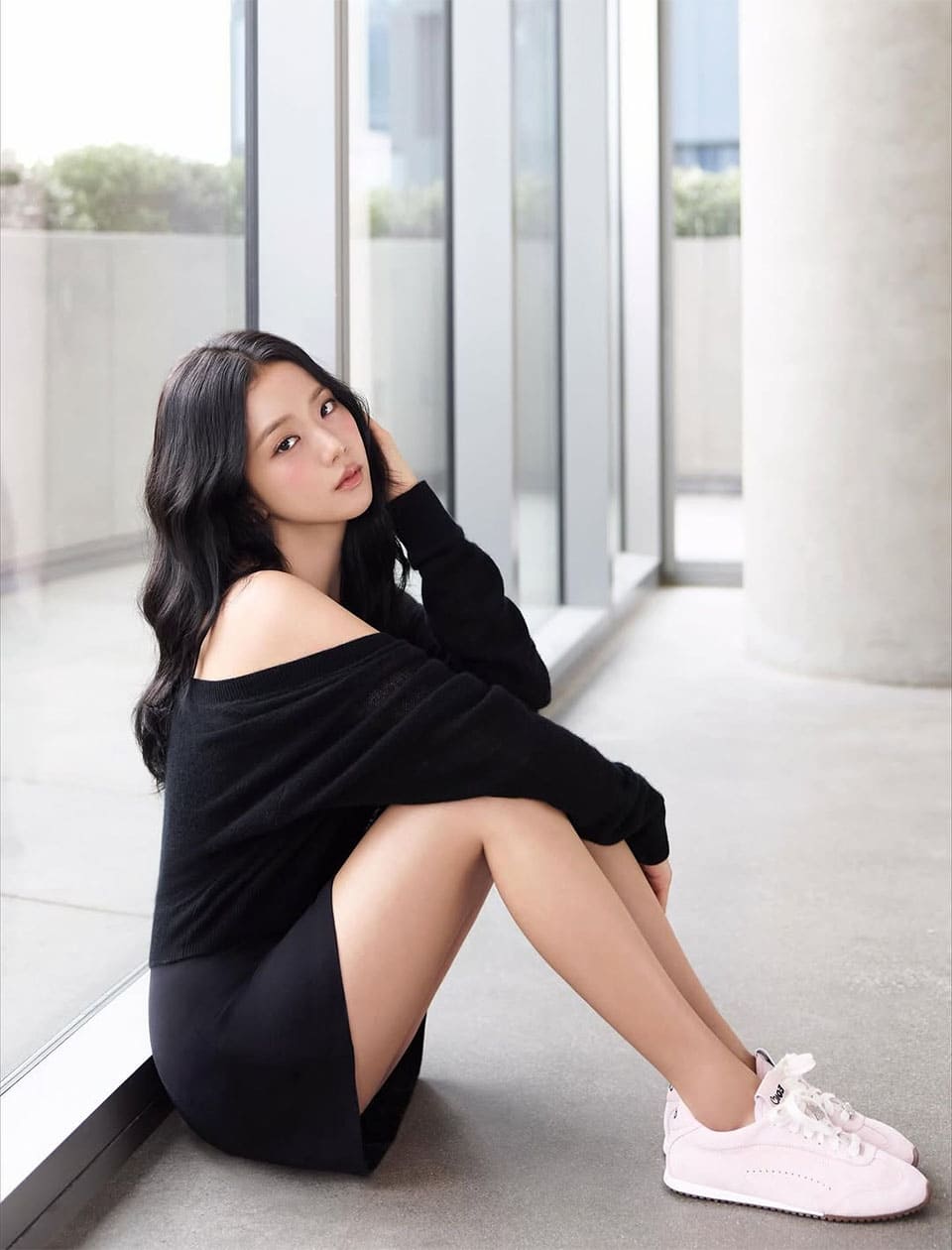 BLACKPINK’s Jisoo Drops a Shoulder in a Crop Cardigan — Effortless Chic ...