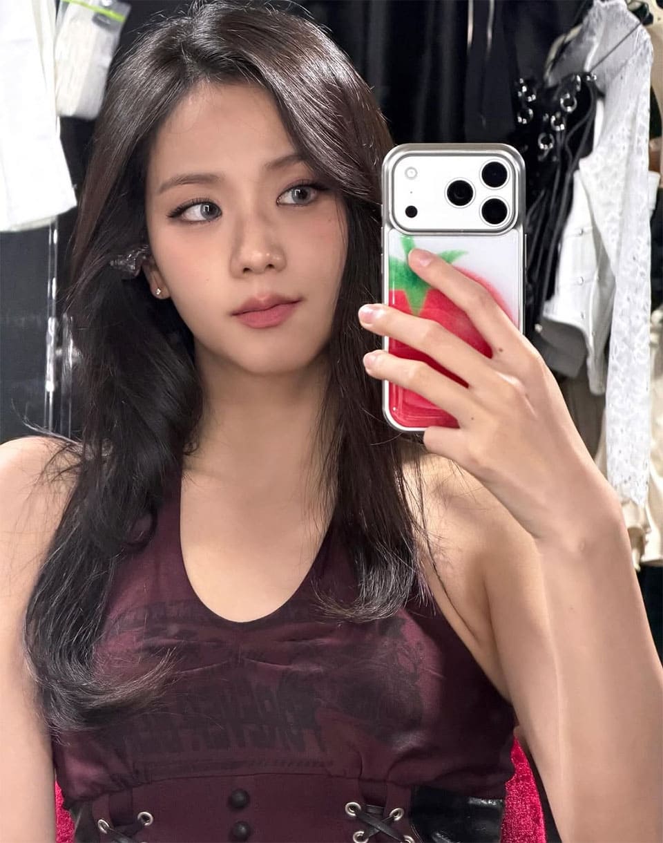 BLACKPINK Jisoo Slays the Stage — From Crop Tops to Leather Skirts, a Visual Queen