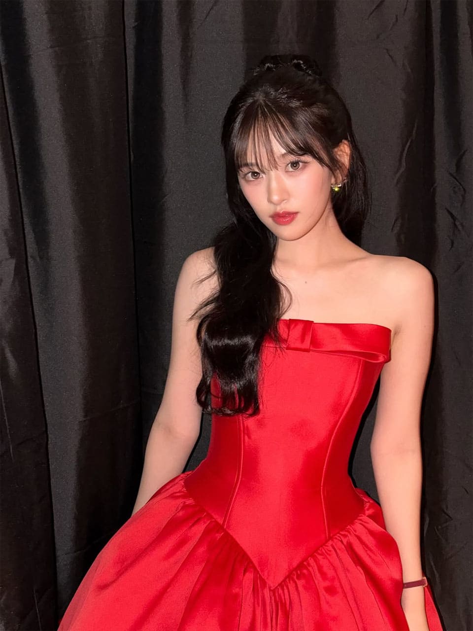 IVE’s An Yujin Charms as a ‘Bad Santa’ in Playful Behind-the-Scenes Photos